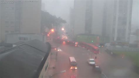 Chuva provoca alagamentos e complica trânsito em vários bairros