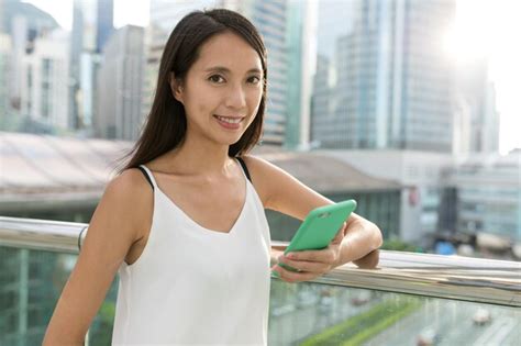 Uso De Mulher De Telefone Inteligente Foto Premium