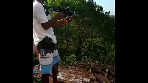 V Deo V Deo Mostra Suspeito De Assassinatos Atirando Em Planalto