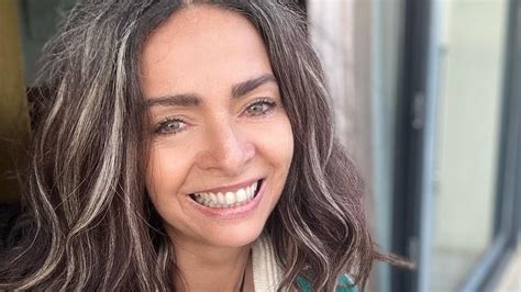 Claudia Ohana muda o visual após se despedir de Vai na Fé