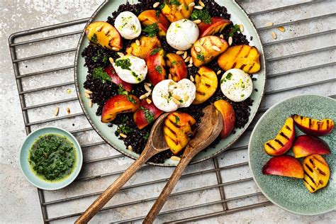 Salade de riz noir à la pêche à la burrata et au mojo verde Recette