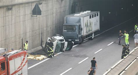 Incidente In Tangenziale A Milano Due Giovani Morti Nello Scontro
