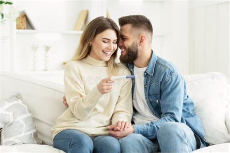Feliz Pareja Casada Haciendo El Test De Embarazo En Las Manos Imagen De