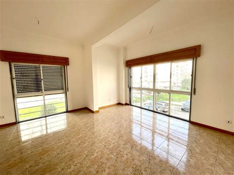 Apartamento T2 à venda na avenida Maria Lamas Rio de Mouro Rio de
