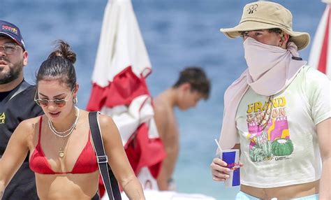 Bad Bunny Y Su Novia Gabriela Berlingeri Pasean Por Playas De Miami