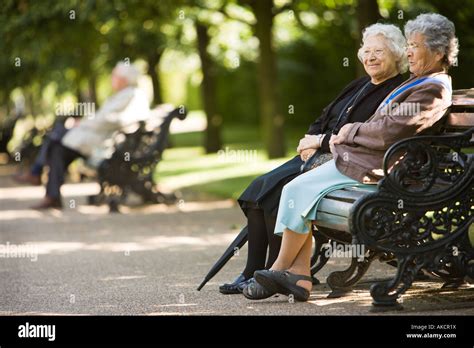 Femmes Assises Dans Un Parc Banque De Photographies Et Dimages à Haute Résolution Page 10 Alamy