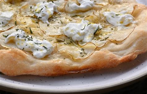 Pizza rzymska z ziemniakami rozmarynem i burratą Broil King