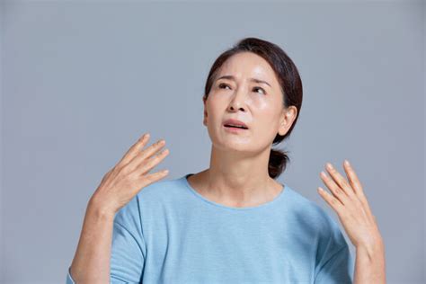 갱년기 괴롭다면중년 여성이 피해야 할 음식 5 코메디닷컴