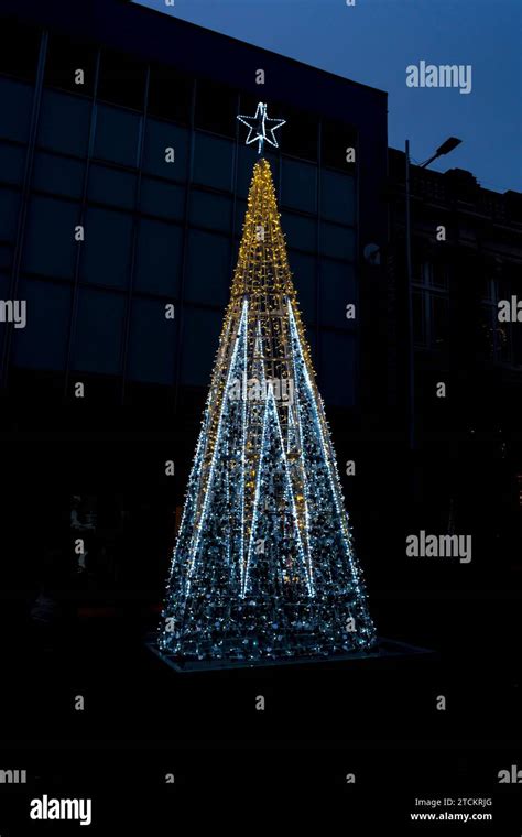 Nuit d illumination de sapin de noël Banque de photographies et d