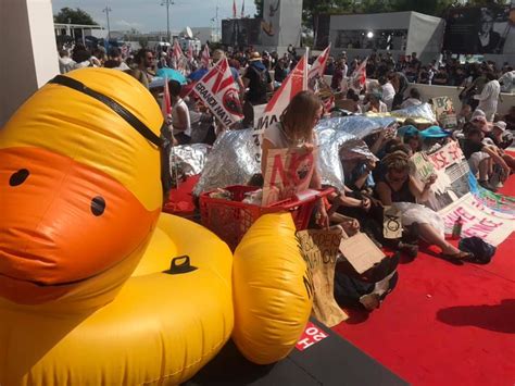 Venezia Attivisti Occupano Il Red Carpet Per Denunciare L Emergenza