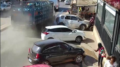 VÍDEO caminhão carregado de botijões de gás perde freio e atinge 7