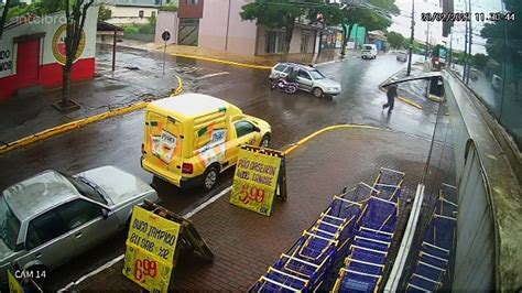 Câmera flagra batida de carro e motos em bairro de Apucarana veja