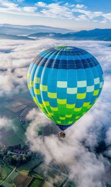 Une montgolfière au dessus d un paysage de rêve réaliste Image