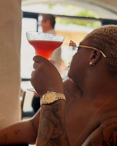 Jojo Todynho deixa pele à mostra em look de viagem a Cabo Frio e