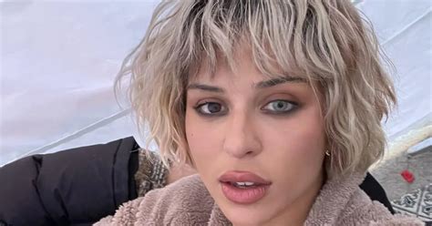Nathy Peluso lució una microbikini y bailó de espaldas y arrodillada en