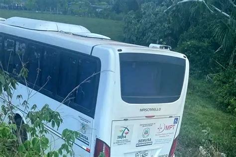 Ônibus pacientes sai da pista e desce barranco na RO 010 Polícia