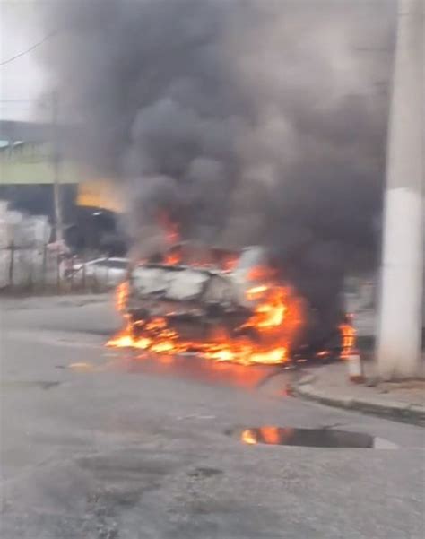 Carro fica completamente destruído após pegar fogo em Caraguá Vale do