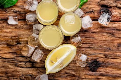 Nalewka cytrynowa najlepszy przepis na domową cytrynówkę Moje Drinki