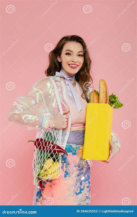 Concepto De Ama De Casa Joven Feliz Sosteniendo Imagen De Archivo