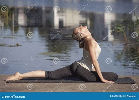 Junge Nackte Frau Praktiziert Yoga Am Strand Stockfoto Bild Von Frau