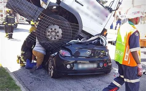 Mulher sobrevive após ter carro esmagado por caminhão Portal