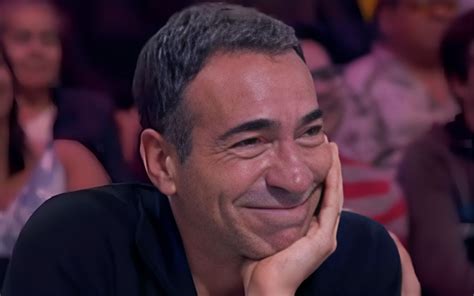 César Tralli cai no choro mensagem de Rafa Justus no Domingão