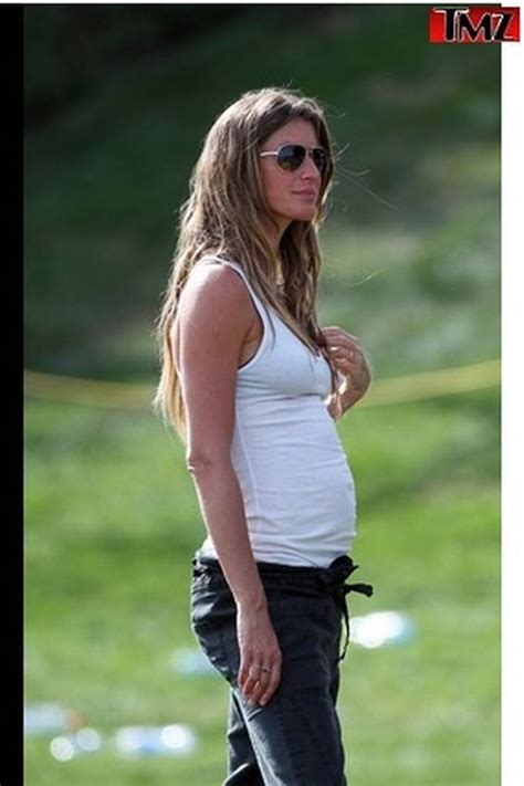 Gisele Bündchen já começa assumir a barriguinha de gravidez