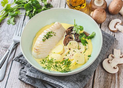Dos de Cabillaud MSC sauce safranée aux petits champignons et pommes