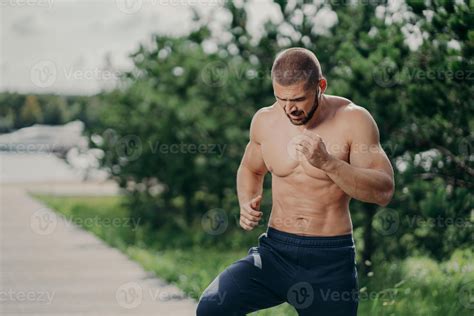 La Toma Horizontal De Un Hombre Barbudo Activo Tiene Ejercicios Activos