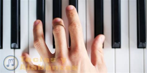 Escala menor armónica de Fa sostenido en el piano Teclas y Alabanzas