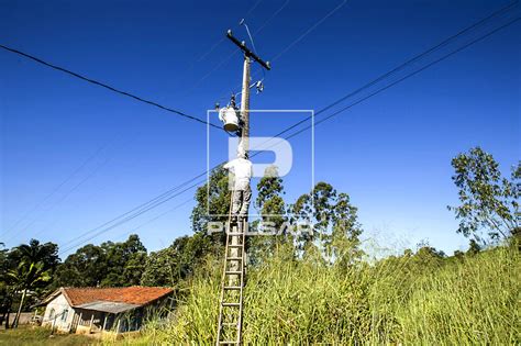 Instalação de internet banda larga na zona rural Pulsar Imagens