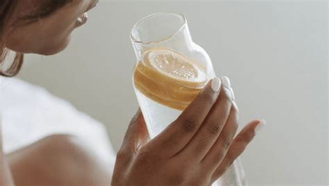 Para qué sirve tomar agua tibia con limón en ayunas Gluc mx