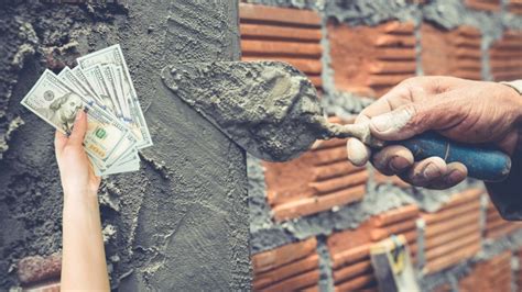 Toma asiento antes de conocer cuánto gana un latino trabajando de