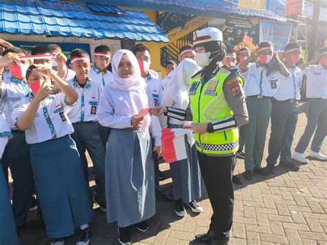Sosialisasi Tertib Lalu Lintas Dan Bagikan Masker Merah Putih