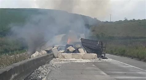 Carreta carregada de algodão tomba e pega fogo na BR 101 em Alagoas