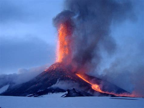 Etna in eruzione INGV Attività esplosiva da cratere Bocca Nuova