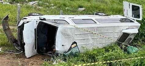 Uma pessoa morre e seis ficam feridas após van capotar em São José de
