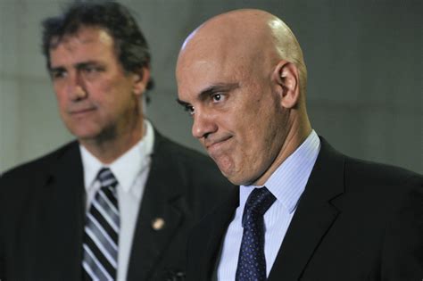 Alexandre de Moraes é hostilizado em aeroporto na Itália e políticos