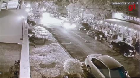 Vídeo mostra momento em que motorista atinge carros em frente a bar e