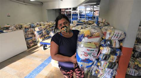 Prefeitura de Niterói doa 8 6 mil cestas básicas a famílias em risco