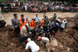 Evakuasi Korban Tanah Longsor Di Jombang Datatempo