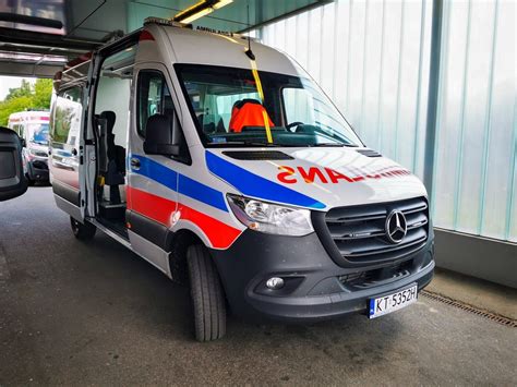 Nowy ambulans dla szpitala św Łukasza w Tarnowie Mercedes będzie