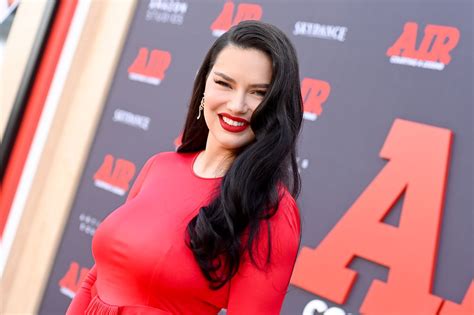 Adriana Lima Says She S Still Modeling At 42 To Empower Women Of All Ages