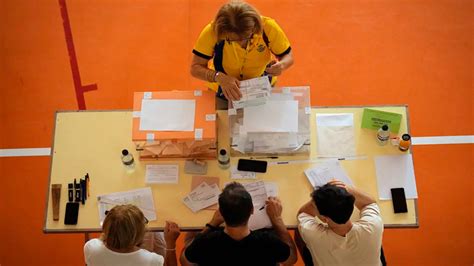 Cierran los colegios electorales en España en unos comicios que pueden