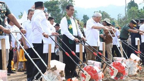 Mentan Ri Salurkan Bantuan Traktor Benih Hingga Pupuk Ke Petani Di