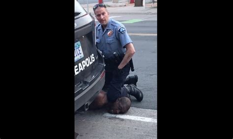 Investigan la muerte de un hombre negro sometido por policías en