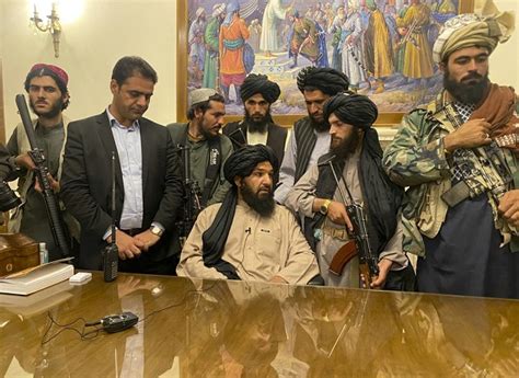 Los talibanes toman el poder en Afganistán 20 años después de su