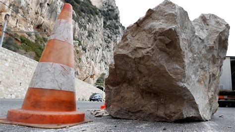 Éboulement en Savoie comment déblayer la roche effondrée sur l A43