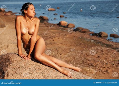 Femme Nue S Asseyant Sur La Pierre Photo Stock Image Du Gens