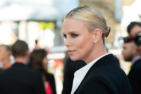 Charlize Theron Η επική αντίδραση της κόρης της όταν την είδε γυμνή σε